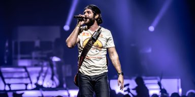 36 Shortest Country Artists