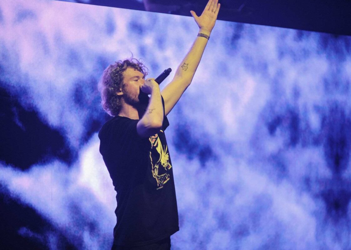 28 Tallest Singers: Singers Who Are Taller Than You Expected