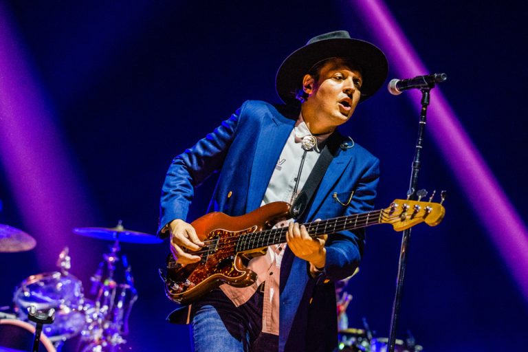 26 Musicians Who Are Taller Than You Expected