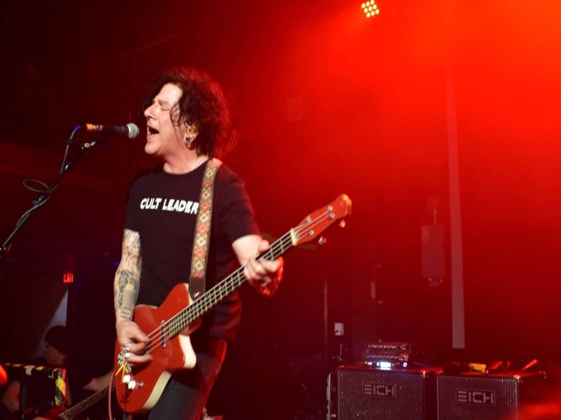 Dada Entrances Fine Line Crowd with Hooks and Jams