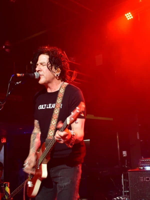 Dada Entrances Fine Line Crowd with Hooks and Jams